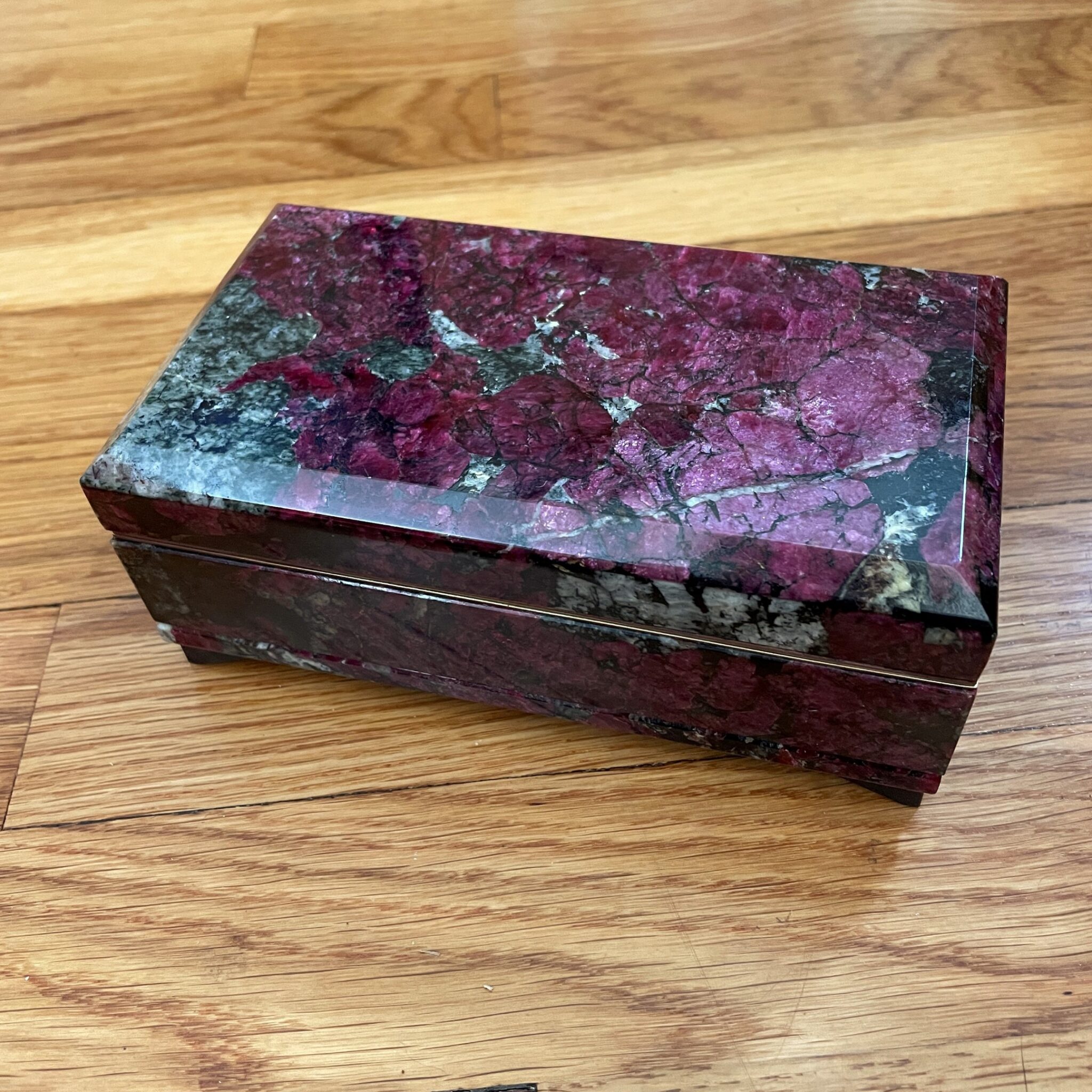 Geoclassics | Gemmy Eudialyte Box